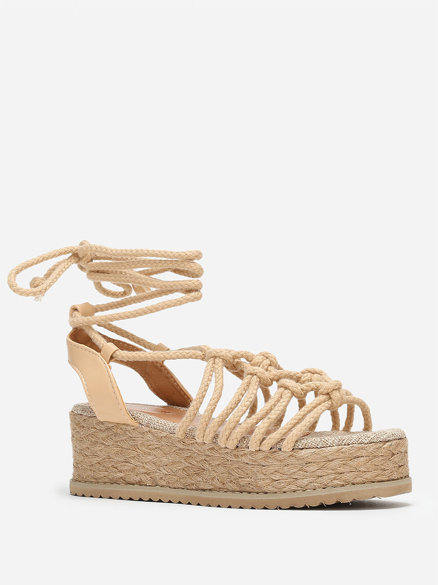 Sandales beiges à plateforme compensée et cordons