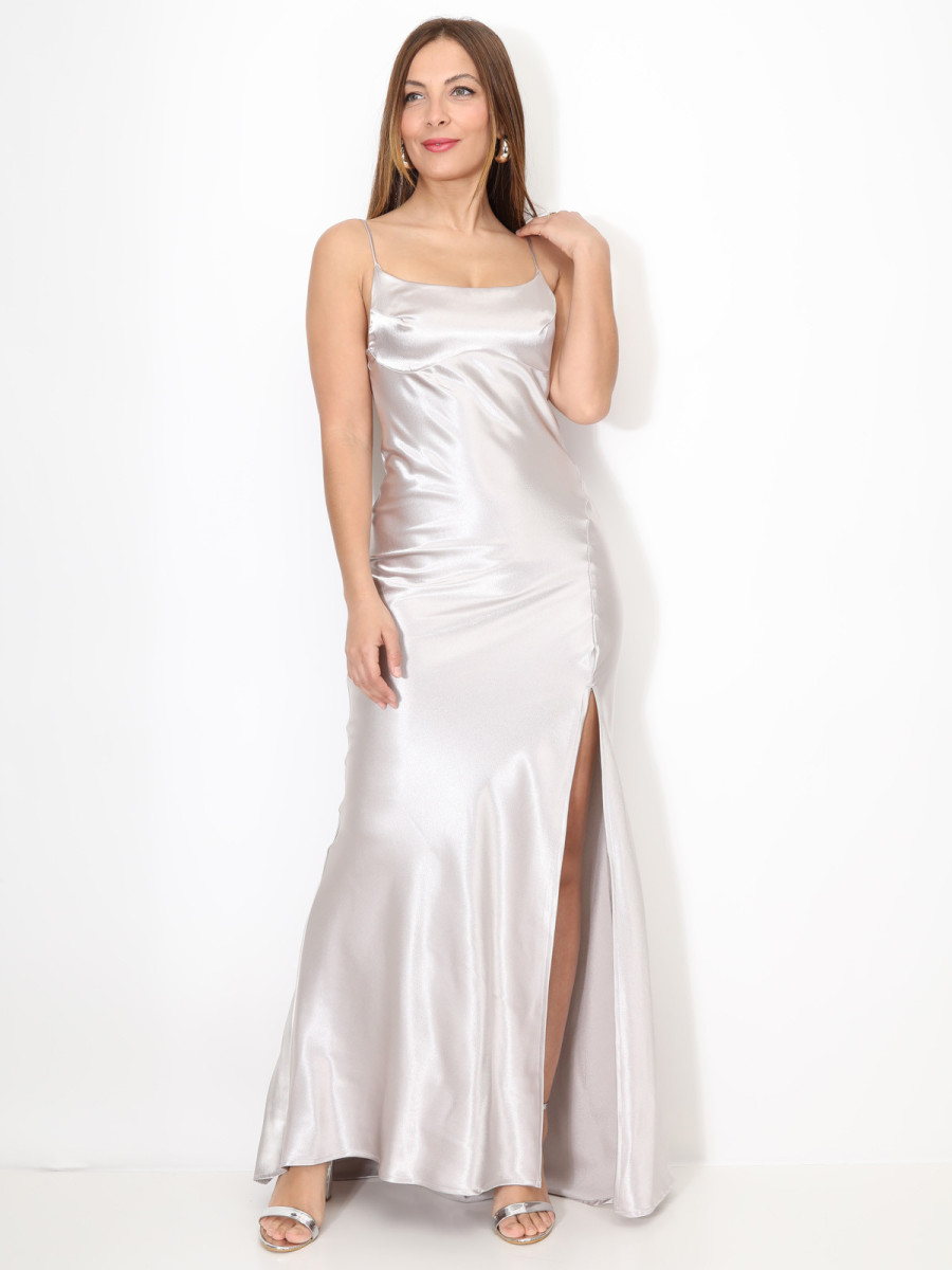 Robe longue satinée et fendue