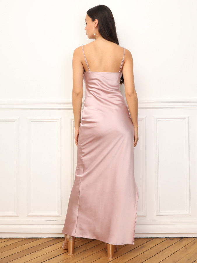 Robe satinée et fendue à fronces