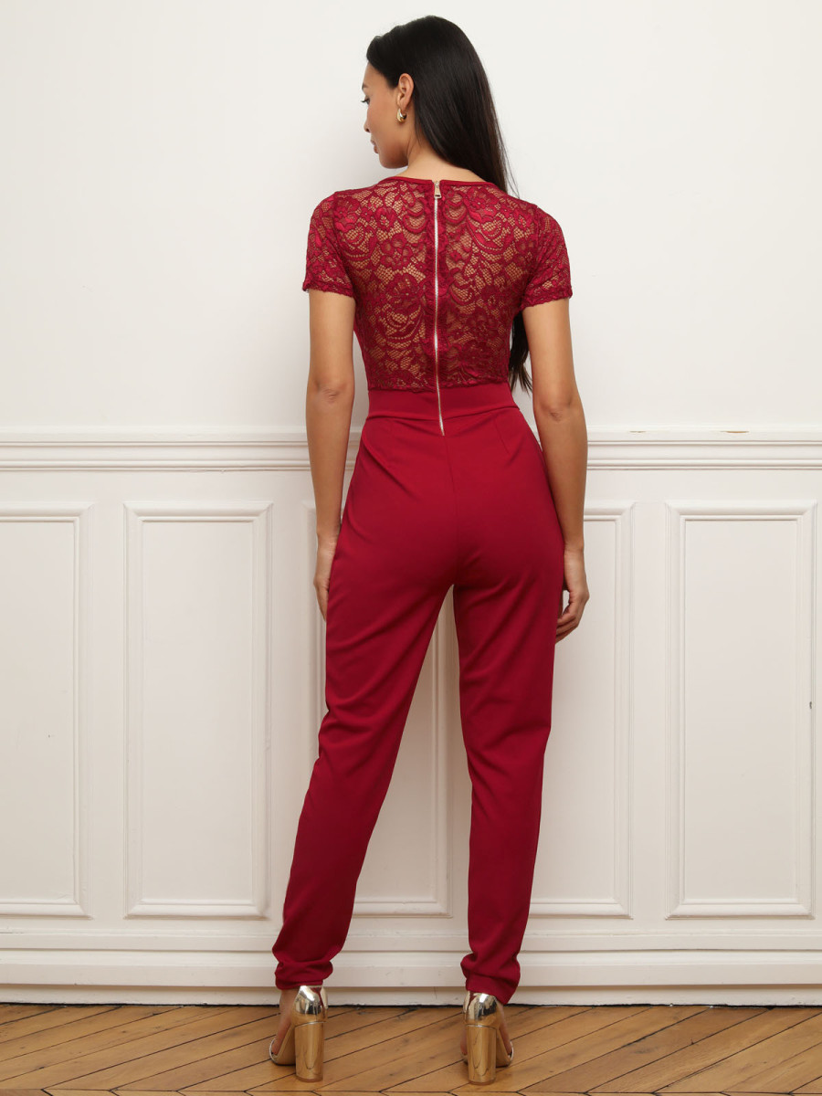 Combinaison rouge en dentelle avec ceinture