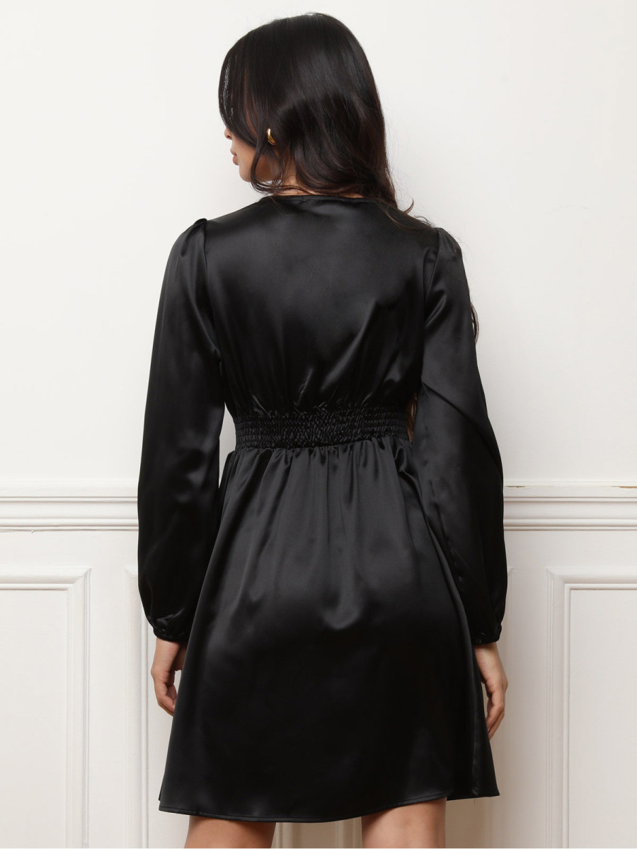 Robe noire cache-cœur satinée