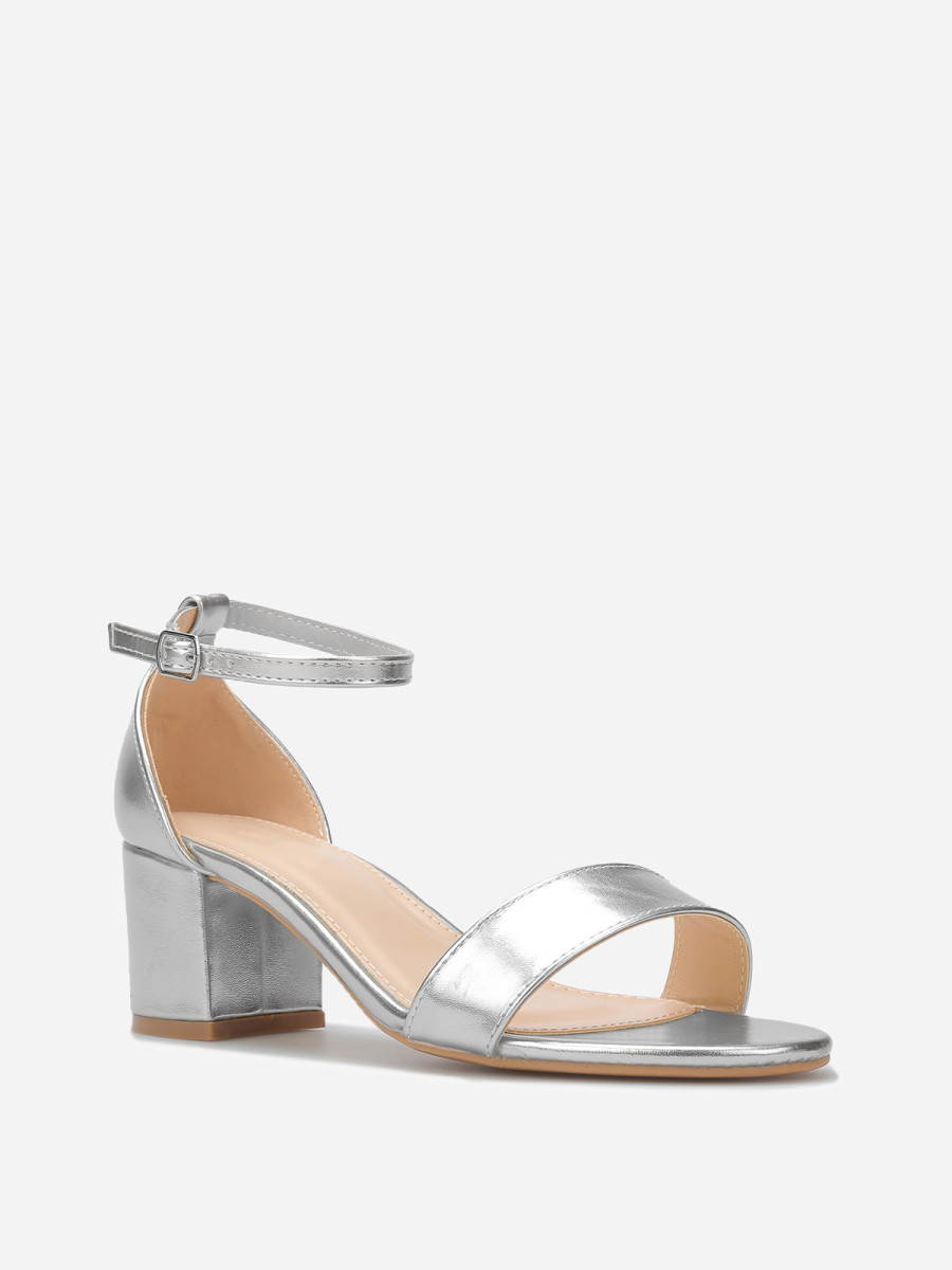 Sandales argentées à talon carré