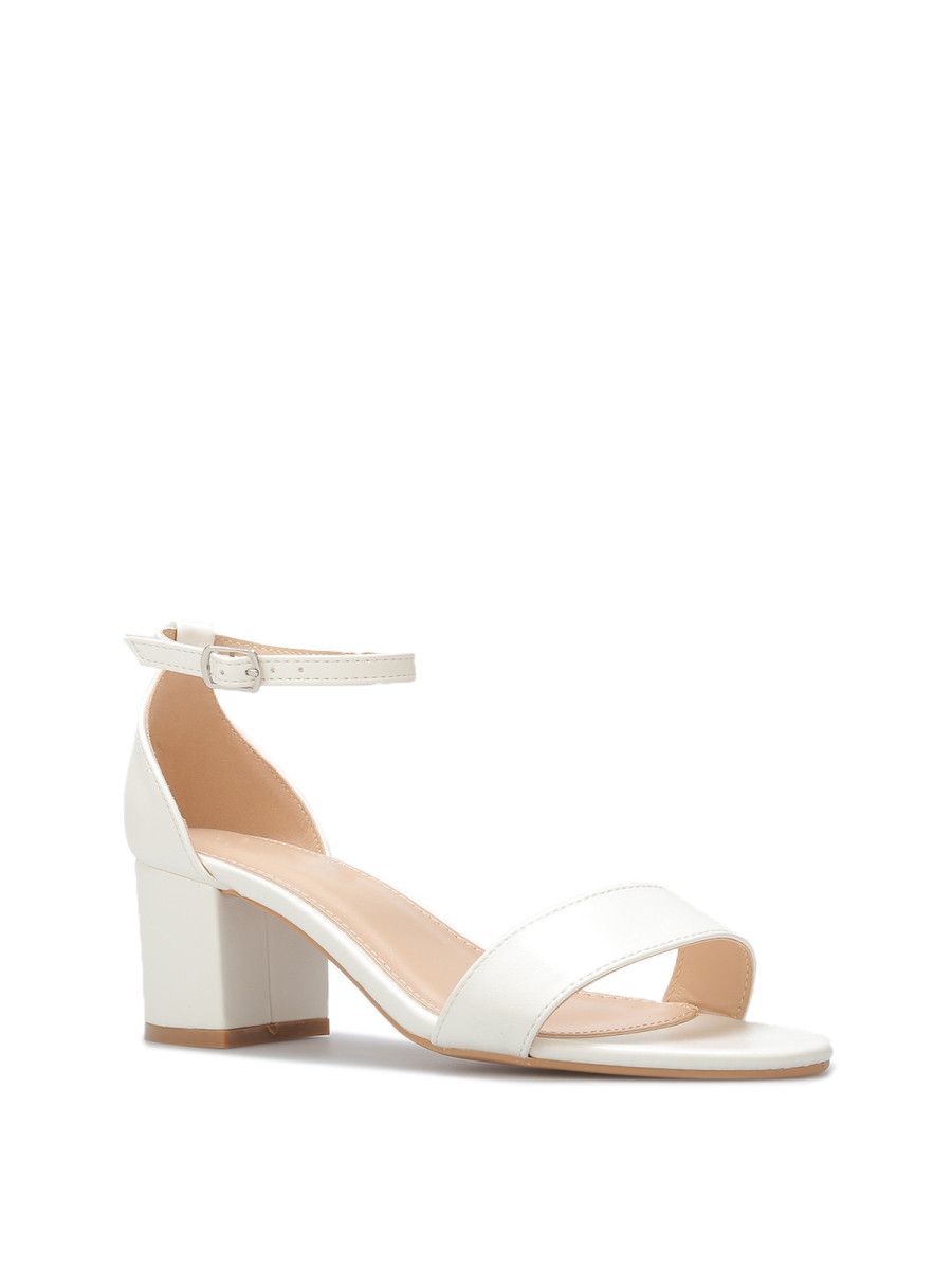 Sandales blanches à talon carré