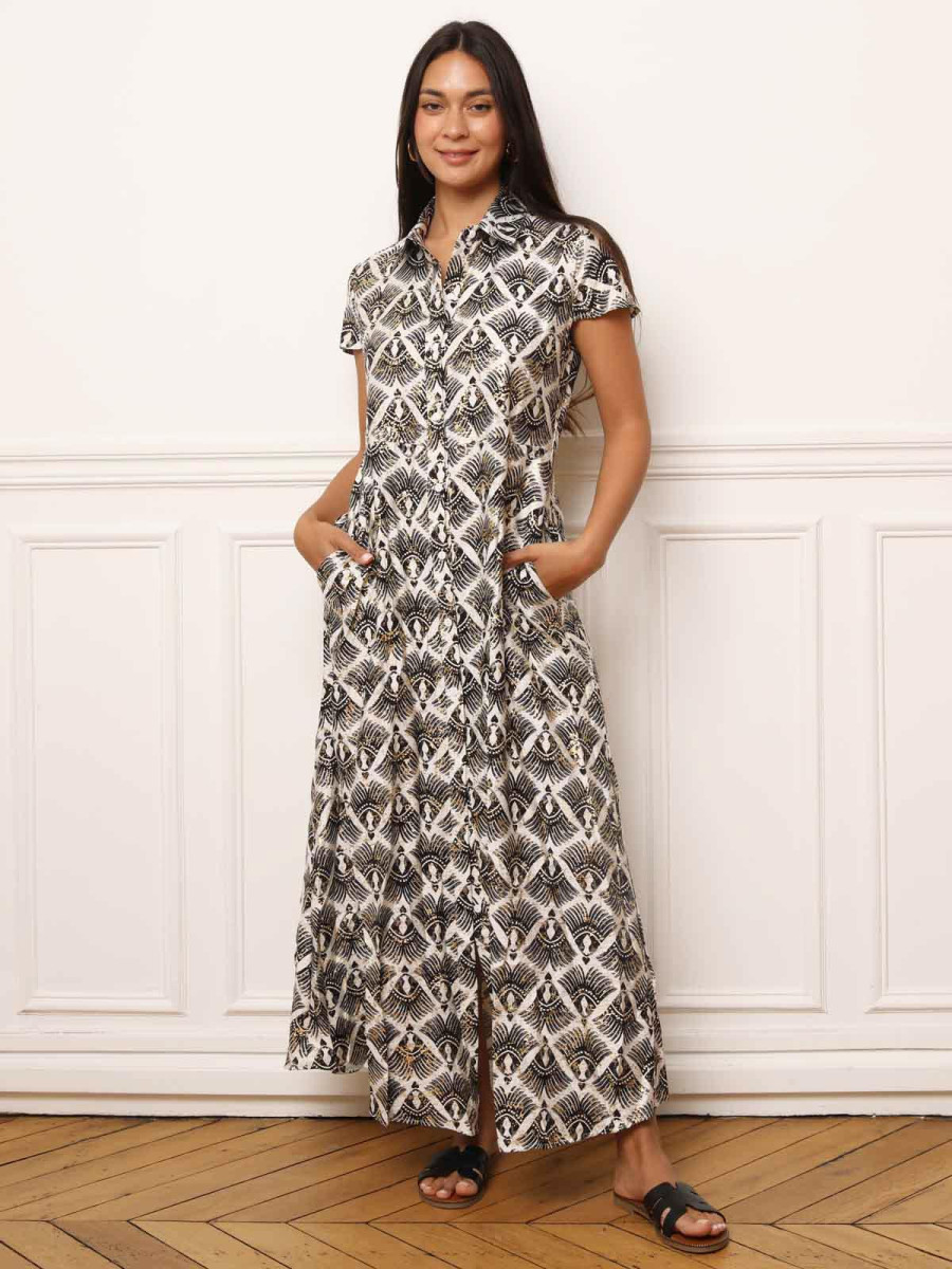 Robe chemise noire à motifs et détails dorés