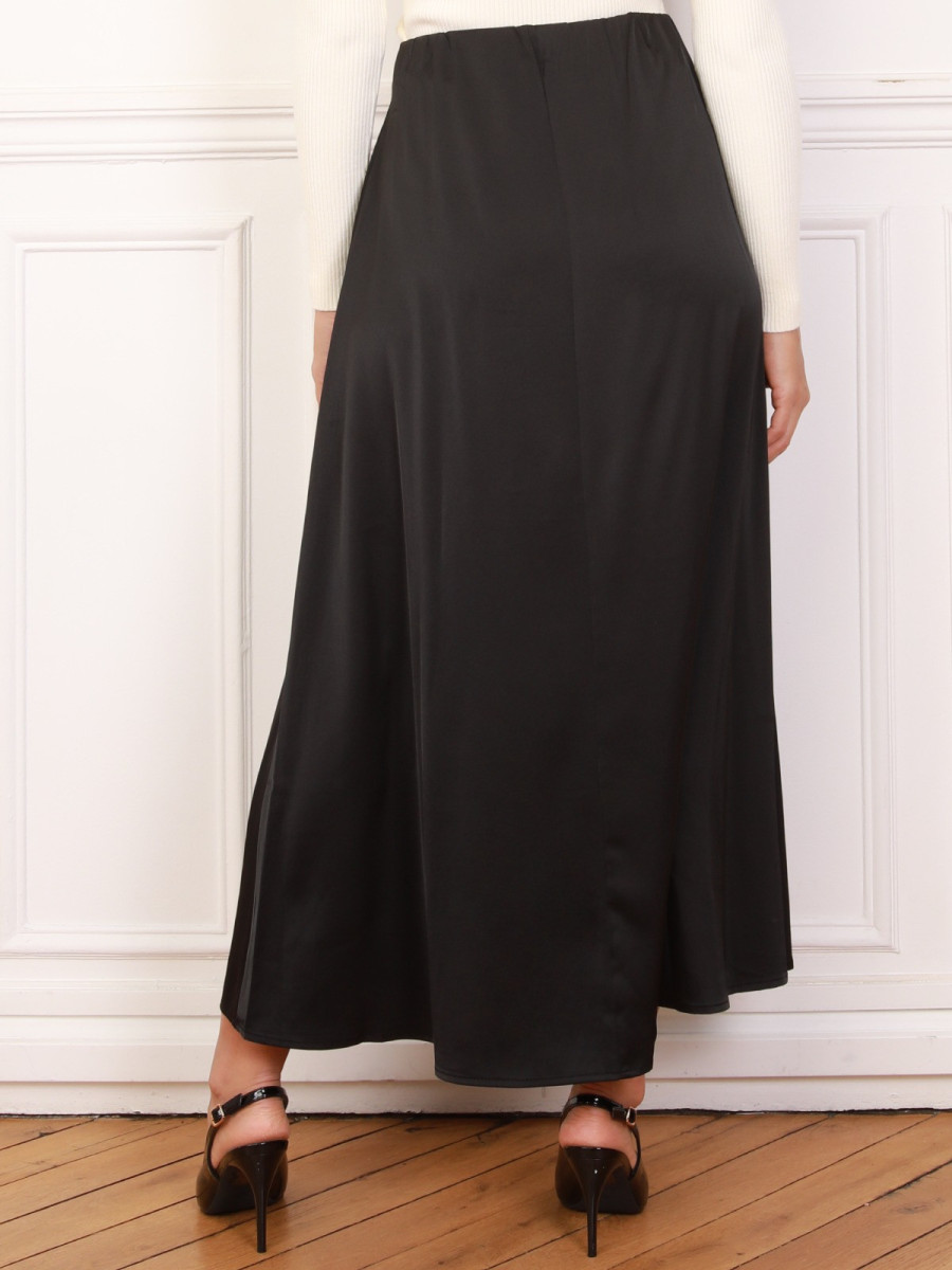 Jupe longue évasée en satin noire