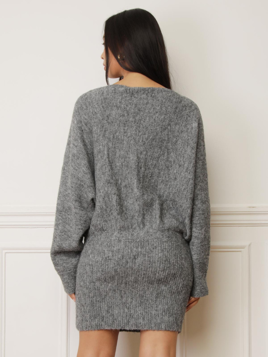 Robe pull grise moulante et bouffante