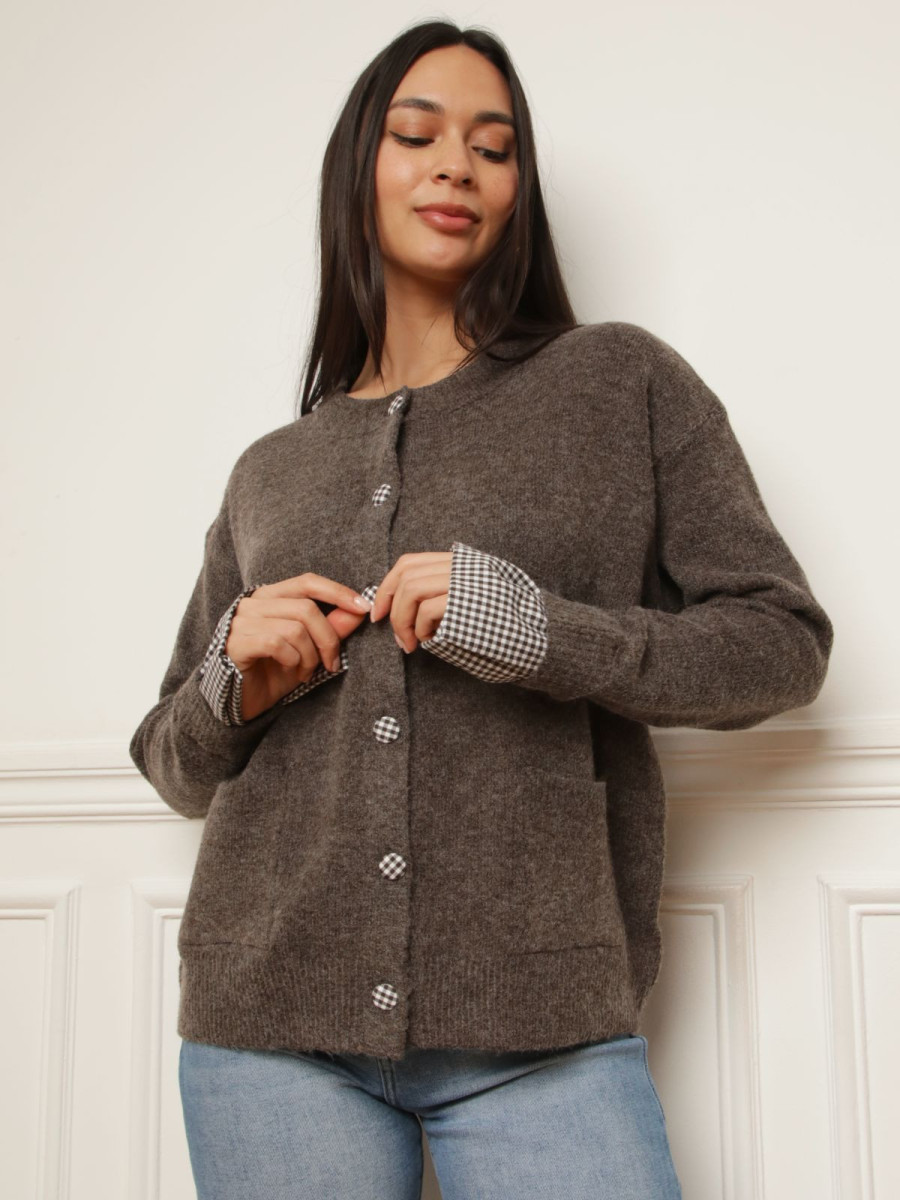 Cardigan marron à poches et détails carreaux