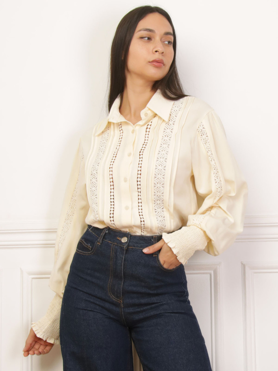 Chemise jaune à détails crochet et poignets smockés